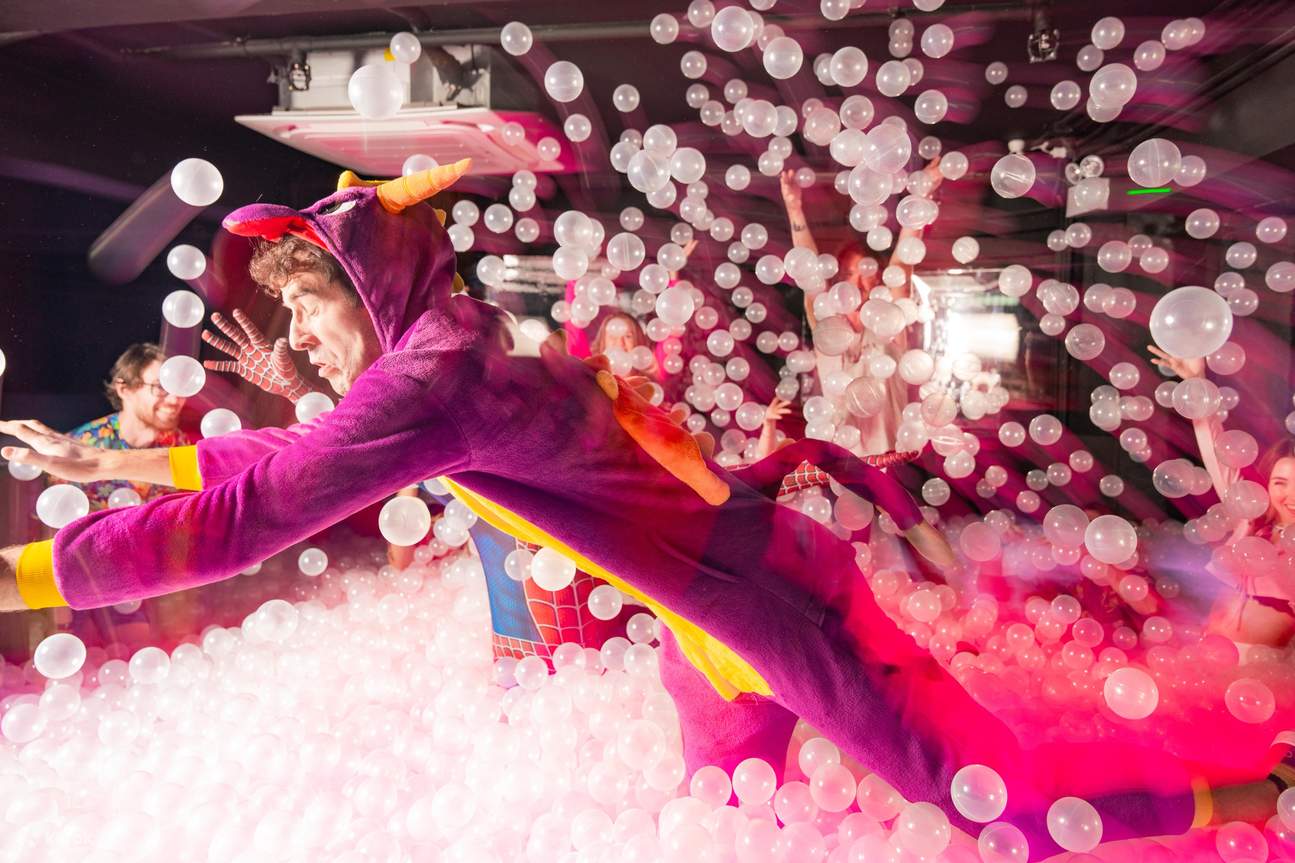 [KLOOK SPECIAL] 90minGlowBall Adult Ball Pit Bar - Klook